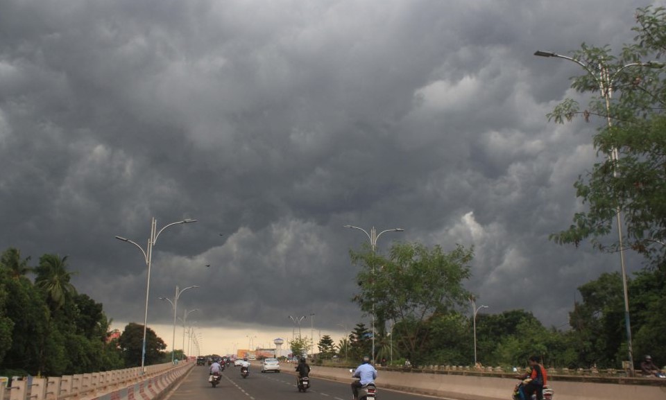 Shkëmbinj të zinj misterioz bien nga qielli gjatë stuhisë me rrufe ...