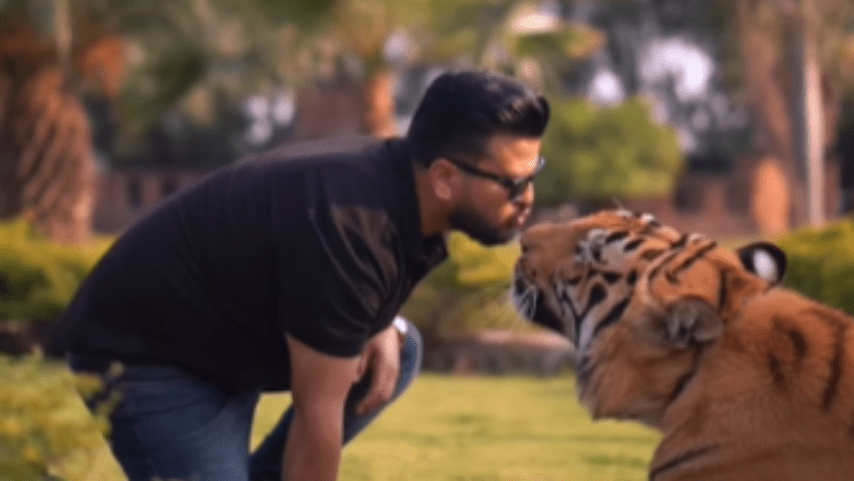 Videoja që po t'rondit të gjithë – influenceri përpiqet të puthë një ...