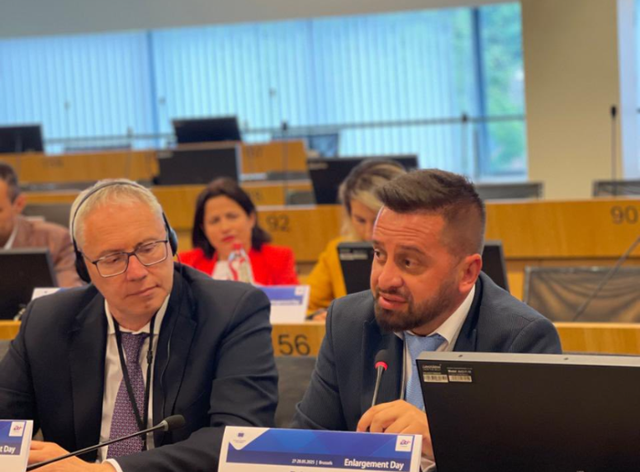 Nga Erseka në Bruksel, kryebashkiaku Erion Isai “LË NAM” me anglishten ...