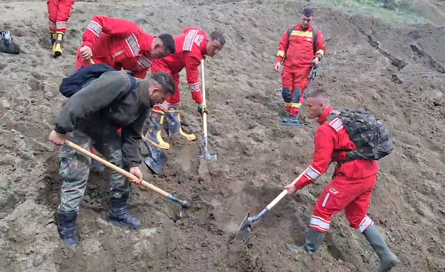 Mbi 700 vullnetarë dhe efektivë po kërkojnë për 29-vjeçarin, masivi i ...