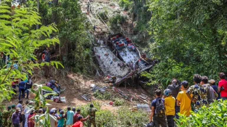 Autobusi me 70 pasagjerë përpIaset në përrua, 21 të vd*kur (VIDEO ...