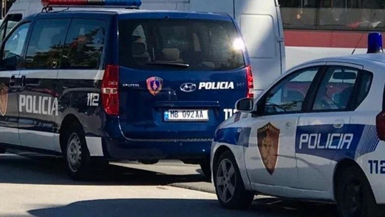 Babai dhe dy djemtë rr'ahin ‘fut e bjer’ dhëndërin, policia i arreston ...